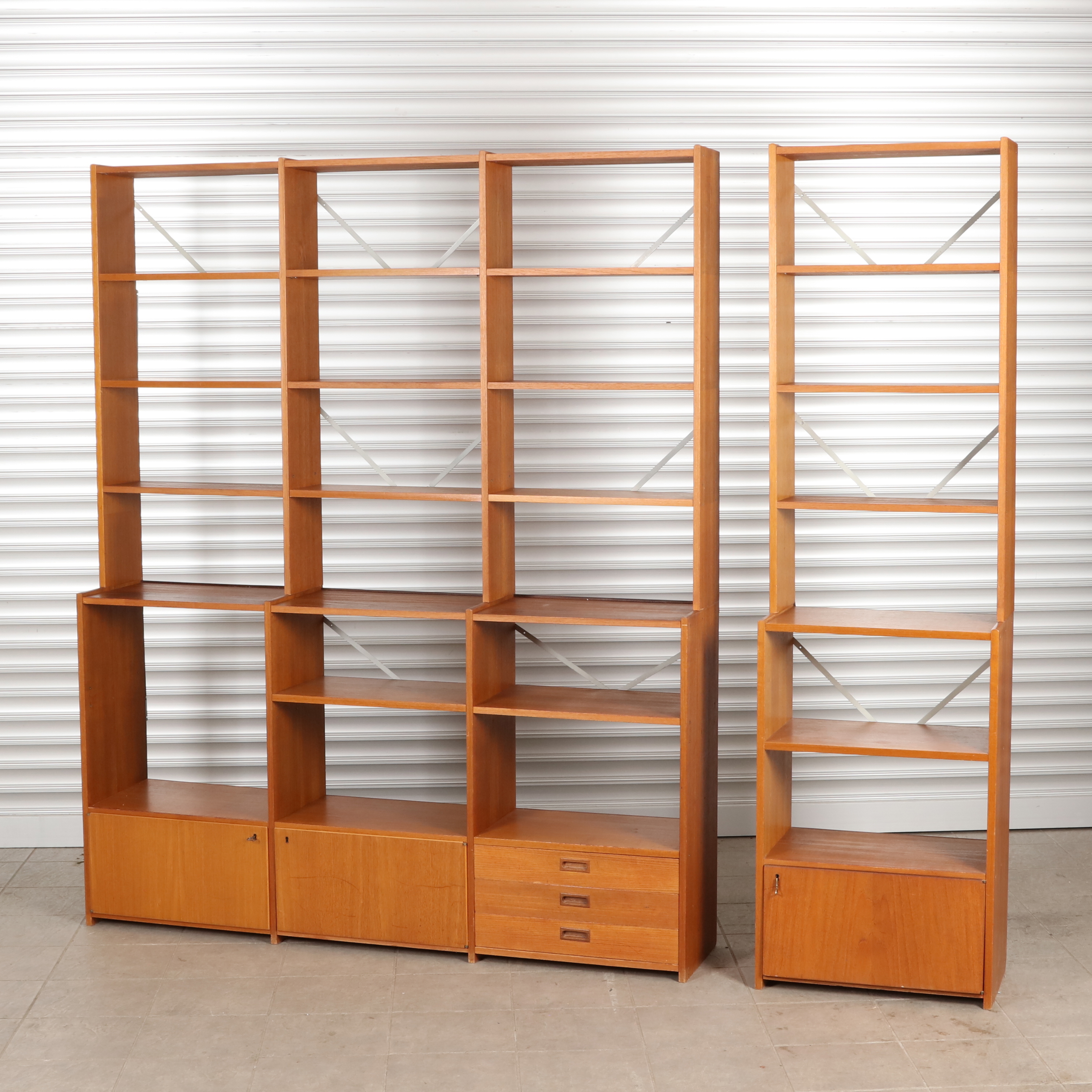 HYLLSYSTEM, 4 sektioner, teak | Auktion.se